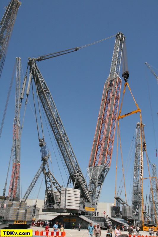 Liebherr LR 13000 crawler crane | Equipment Handbooks