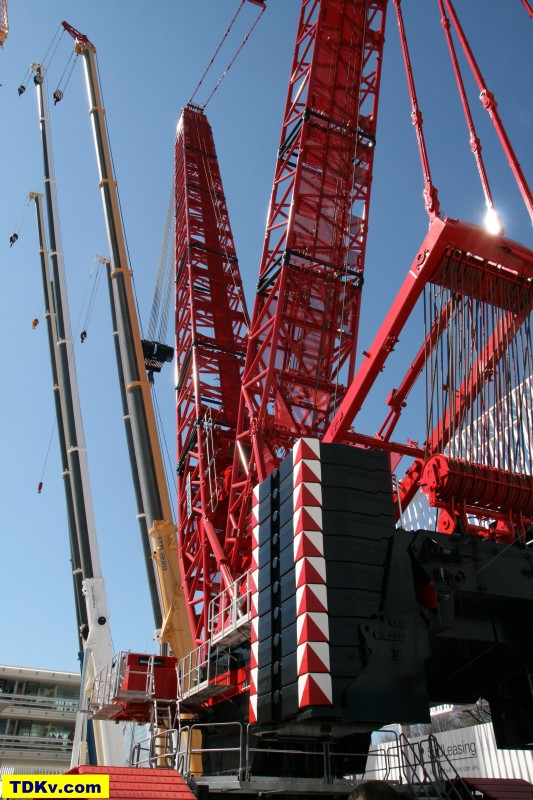 Liebherr LR 11000 crawler crane | Equipment Handbooks
